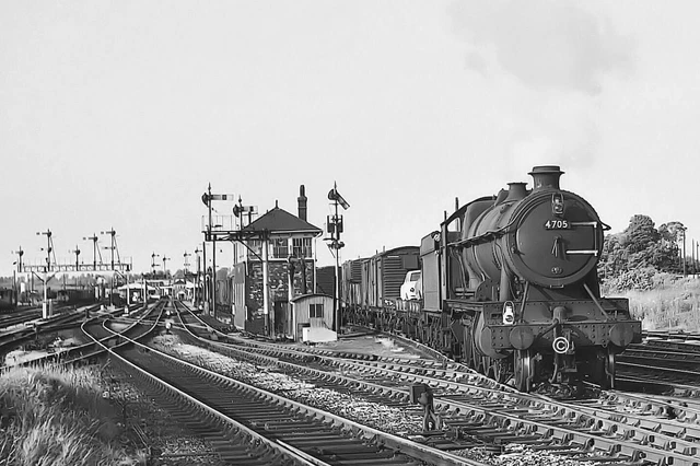 GREAT WESTERN RAILWAY Station Scene. 1960s Loco; 4705 PHOTO 12 x 8 (A4 ...