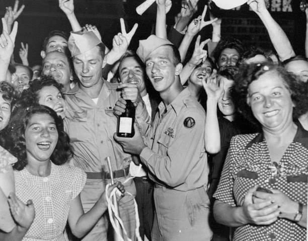 CELEBRATION IN TIMES Square of the end of World War II New York Old ...