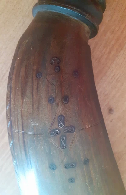 POIRE À POUDRE En Corne Avec Décor Incisé-Long Bec En Fer-Talon En Bois ...