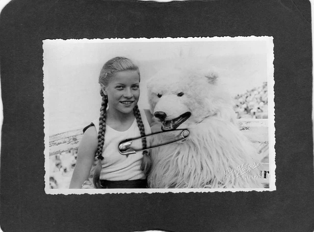 HZ21) FOTO HÜBSCHE Mädchen BDM Mädel Zöpfe mit Eisbär . EUR 5,99 ...