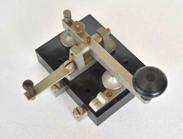 VINTAGE MORSE CODE Key Heavy Duty on Bakelite Base possibly Military EUR 61,86 - PicClick FR