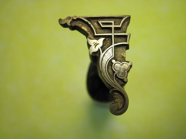 ANCIEN FER A Dorer : Fleuron en Bronze 24 mm x 32 mm grande pièce EUR ...