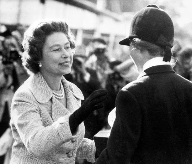 QUEEN ELIZABETH II presenting her daughter Princess Anne with - 1971 ...