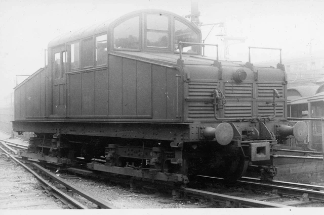 PHOTO 6X4 LNER Electric Locomotive at Drayton Park Sidings c1950 EUR 3 ...