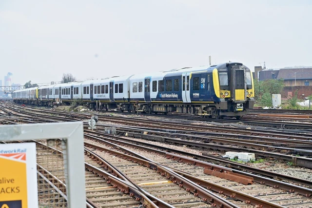 CLASS 450 NO 450007 n south western at clapham jn £1.00 - PicClick UK