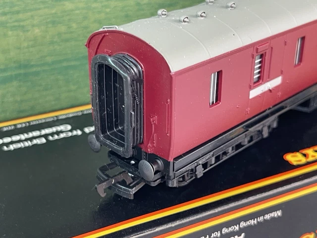 MAINLINE OO GAUGE Model Railway 937307 50' Maroon Parcels Vans M31361M ...