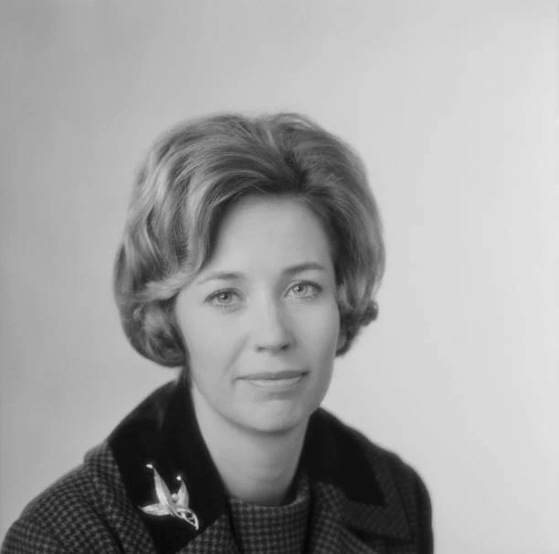 BRITISH TELEVISION PRESENTER And Bbc Announcer, Valerie Pitts 1965 OLD ...