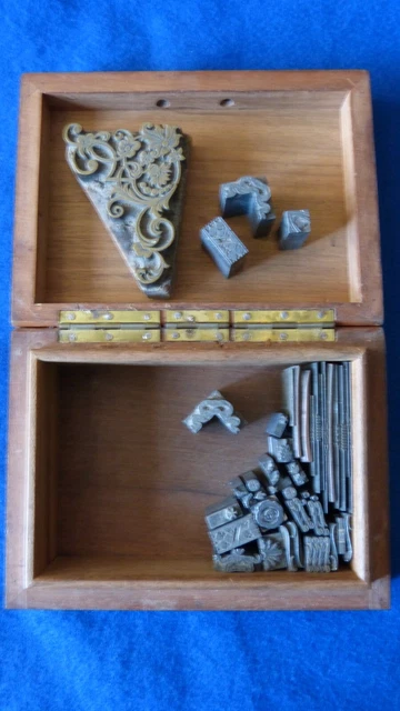 OUTIL ANCIEN RELIEUR reliure 49 caractères ornement fleuron bronze ...