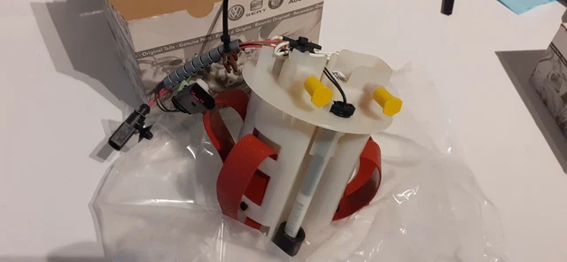 GENUINE AUDI Q5 8RB ADBLUE PUMP MODULE Storage Container 8R0131907C £ ...