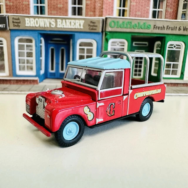 OXFORD DIECAST 1:76 OO Scale Chipperfields Circus Land Rover Model £9. ...