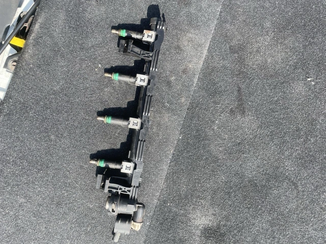 FORD FIESTA MK7 1.6L Petrol Fuel Injector Injectors Rail 2008-2012 £21. ...