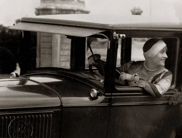 AUSTRIAN ACTRESS HILDE Wagener in her car 1935 Old Historic Photo EUR 6 ...