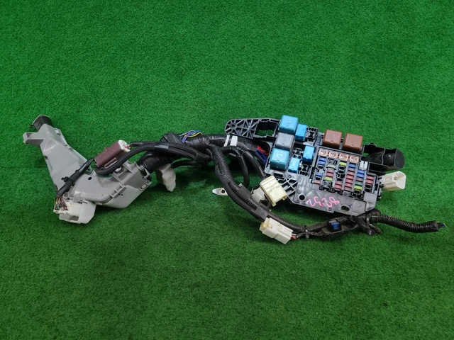 TOYOTA LANDCRUISER FUSE Box 76/78/79 Series, Under Dash, Lh Side ...