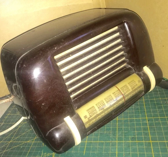 RADIO VINTAGE BAKELITE 1950. avec MODULE FM BLUETOOTH AUX...++ révisé ...