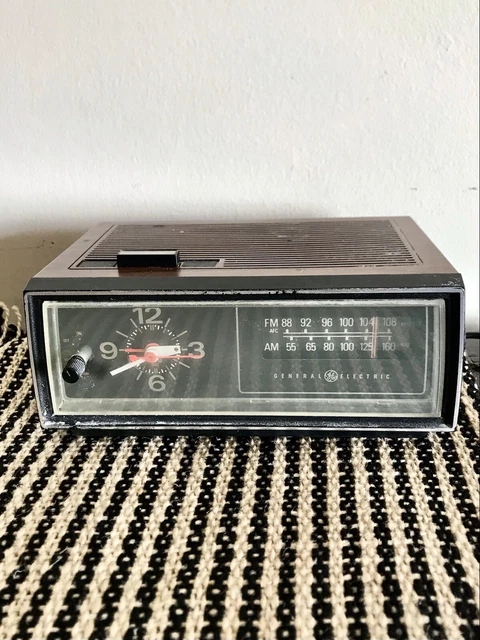 VINTAGE GE GENERAL Electric Bedside Clock AM/ FM Radio Mod. No. 7-4545C ...