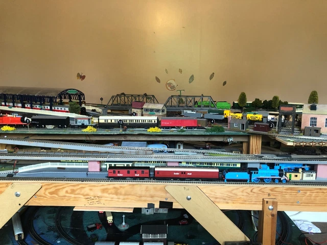00 GAUGE MODEL Railway Layout Dcc controller Hornby 8ft x 4ft train set ...