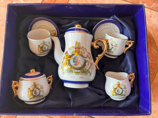 QUEEN ELIZABETH II golden jubilee miniature tea set 2002 EUR 22,78 ...