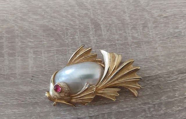 BROCHE MARCEL BOUCHER doré et nacre forme poisson fish brooch 60' EUR ...