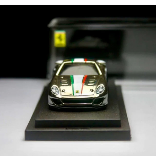 HOT WHEELS FERRARI 599xx Chrome Color Custom mit Vitrine DHL ...