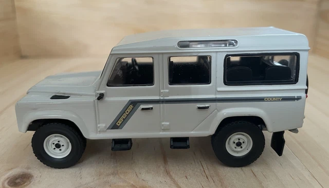VANGUARDS CORGI 1:43 Land Rover Defender Chawtin White/ County VA09709 ...