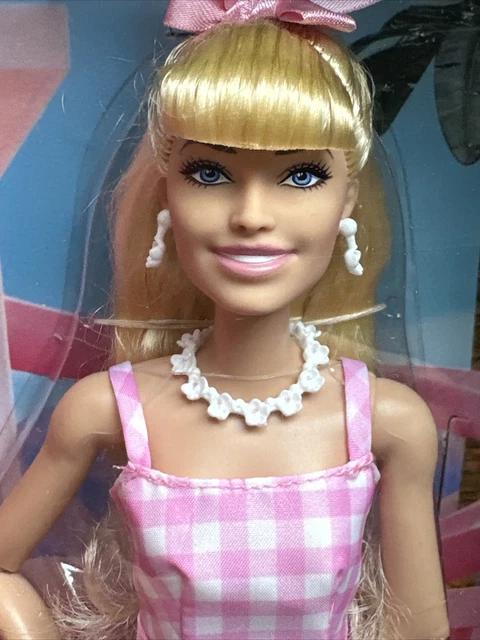 POUPÉE DE COLLECTION Barbie The Movie Margot Robbie Barbie en robe rose Gingham NEUVE EUR 71,84 ...