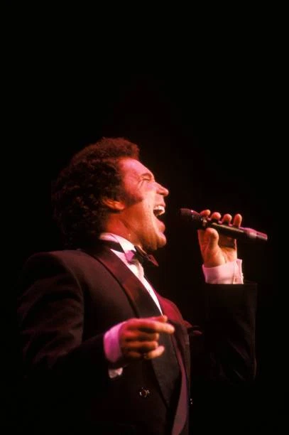 WELSH SINGER TOM Jones performs live on stage 1987 MUSIC SINGER OLD ...