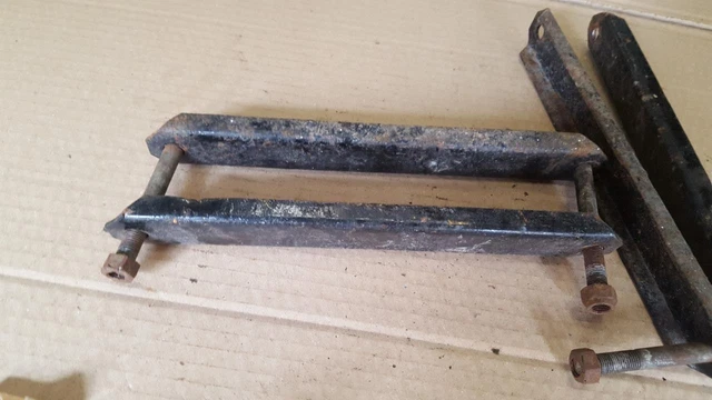 RELIANT SCIMITAR GTE SE5a REAR AXLE BRACKET SET £19.99 - PicClick UK