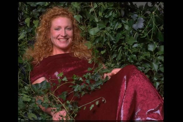 GROUND FORCE PRESENTER Charlie Dimmock posed in foliage 1998 TV Old ...
