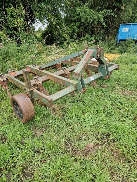CHISEL PLOUGH - Vicon jumbo buster - 7 leg With Following Pigtails £900 ...