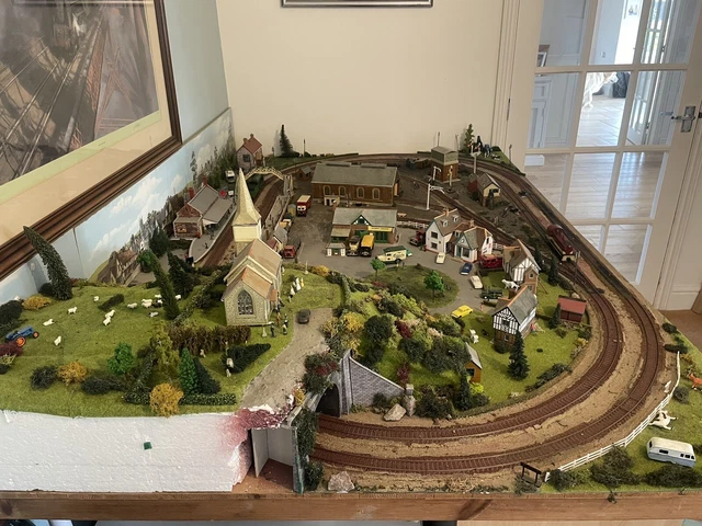 OO GAUGE OVAL Model Railway, train Layout fully scenic, 6’5” x 4ft With ...