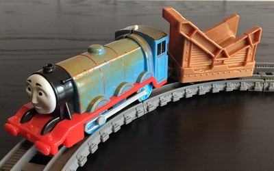 THOMAS & FRIENDS Trackmaster Motorised Muddy Gordon Train And Carriage ...