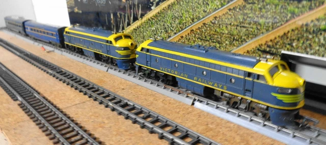 VINTAGE TRI-ANG OO Gauge R159A Double Ended Diesel With 250A Dummy & 2 ...