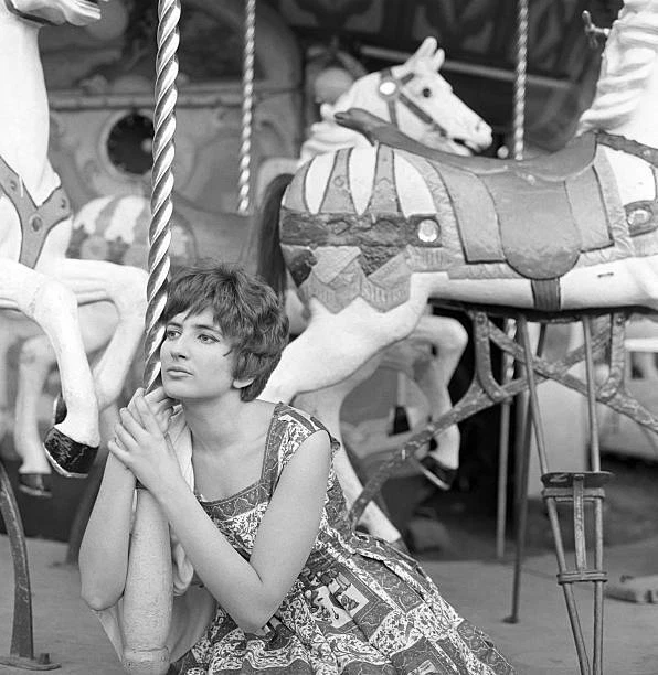 ITALIAN SINGER MINA leaning on a carousel 1960 Historic Old Photo EUR 6 ...