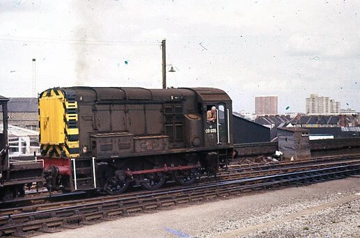 ORIGINAL 35MM COLOUR slide of green 08935 BR class 08 diesel shunter ...