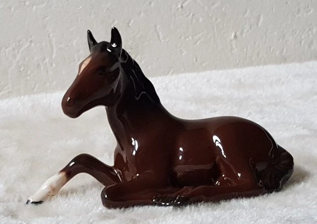 VINTAGE BESWICK FOAL Laying Down Model No.915 in Brown Gloss Arthur ...