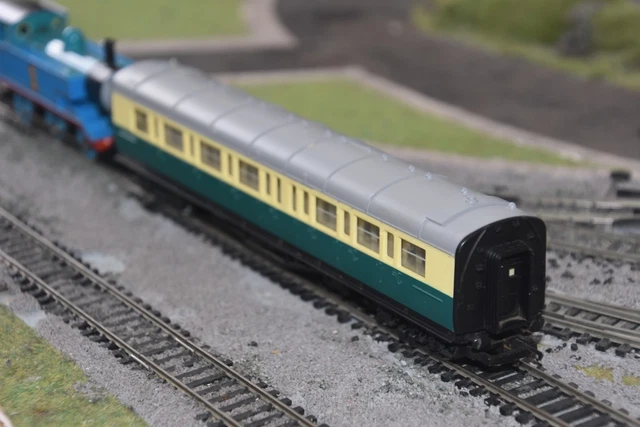 HORNBY R120 GORDON Composite Coach Thomas & Friends OO Thomas The Tank ...
