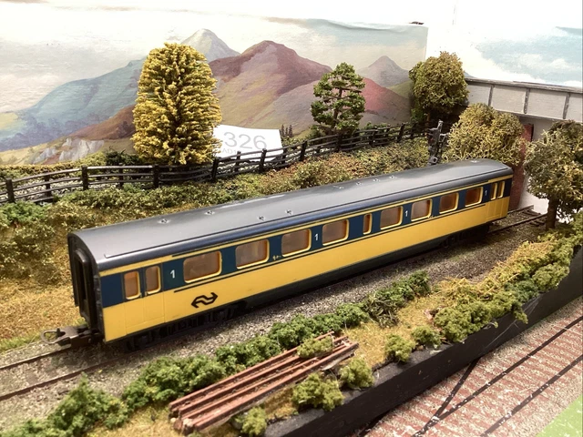 LIMA HO GAUGE 1st Class Dutch Railway Coach. See Des (326) £12.50 ...