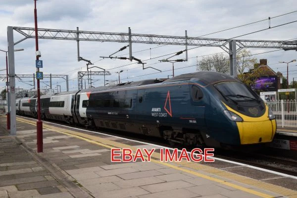 PHOTO CLASS 390/01 'Pendolino' No 390 001 (Ex-'Bee Together') Passing ...