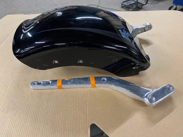 HARLEY-DAVIDSON BREAKOUT REAR fender and brackets and tail light EUR ...