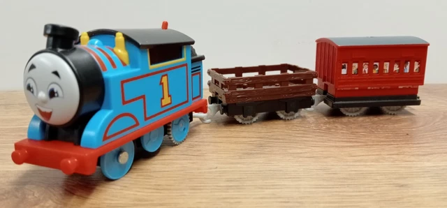 THOMAS AND FRIENDS Trackmaster Thomas Train Plus 2 Carts Thomas The ...