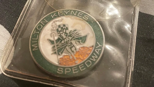 MILTON KEYNES KNIGHTS- 1990'S--Speedway Badge-Silver Metal-Rare £2.50 ...