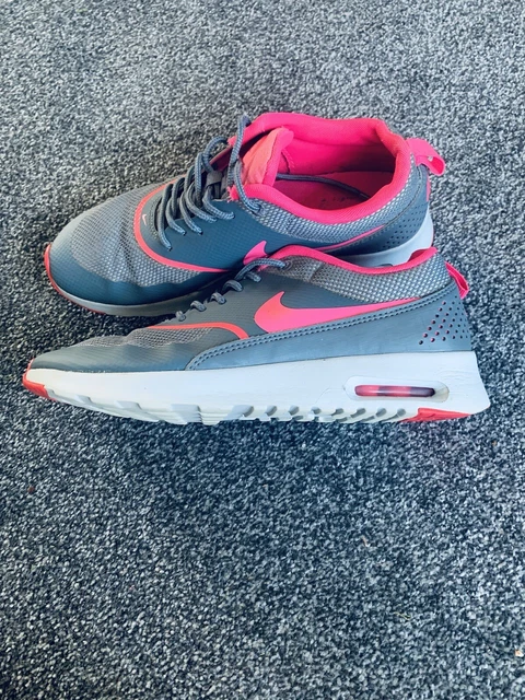 LADIES/GIRLS SIZE 5 NIKE Trainers, ( Hardly Worn) BARGAIN !!!! £42.32 ...