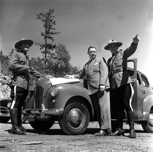 MOUNTIES FAMOUS CANADIAN Police Force stand by an Austin car 1950s Old ...