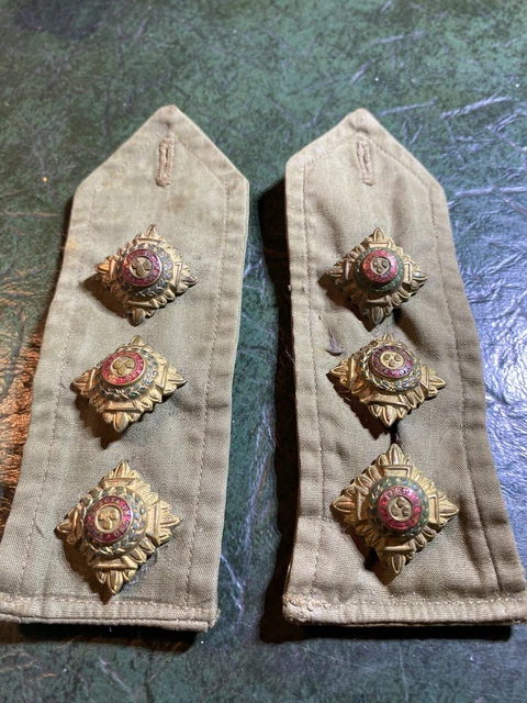 BRITISH ARMY OFFICERS Insignia Pips - Rank of Captain Epaulettes Set ...