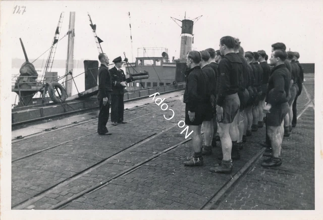 FOTO WK2 KRIEG Marine Kapitän Eggers Jung Matrosen angetreten X188 EUR ...