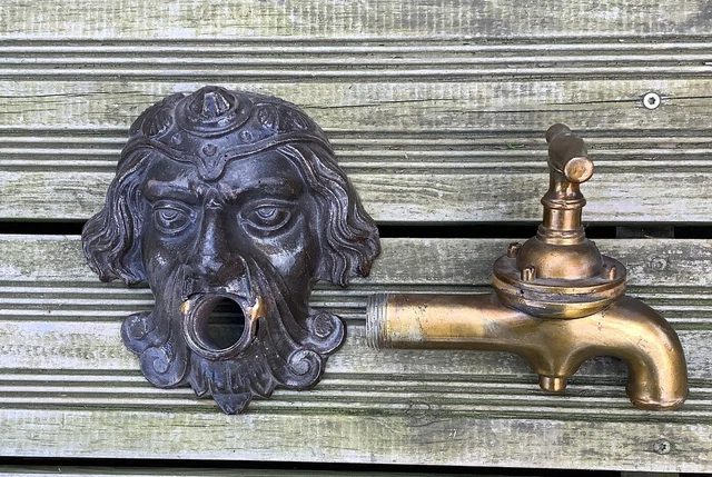 MASCARON DE FONTAINE fonte avec son bec forme robinet métal - Bacchus ...