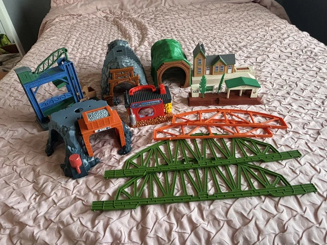 THOMAS THE TANK engine sodor wash caves and train stops For Tracks £20. ...