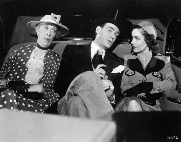 WALTER PIDGEON SITS between Edna May Oliver and Maureen O'Sulli- 1937 ...