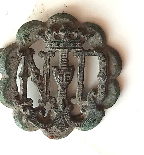 OBJET ANCIEN EN BRONZE INSIGNE AVEC LES INITIALES N de D ET UNE ... OBJET ANCIEN EN BRONZE INSIGNE AVEC LES INITIALES N de D ET UNE ...