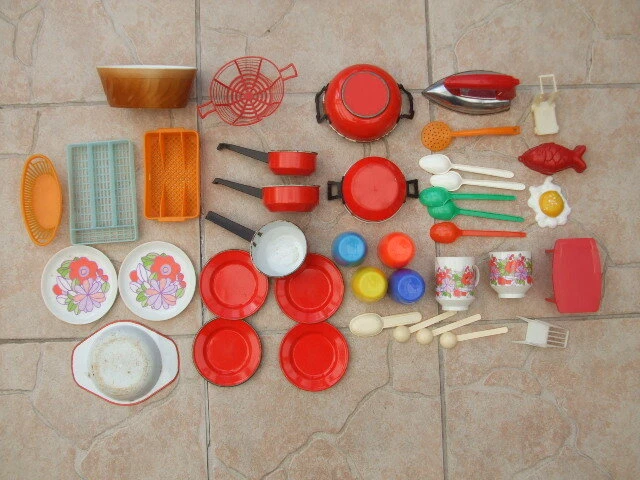 ANCIENNE DINETTE VINTAGE avec éléments en tôle peinte et plastique EUR ...